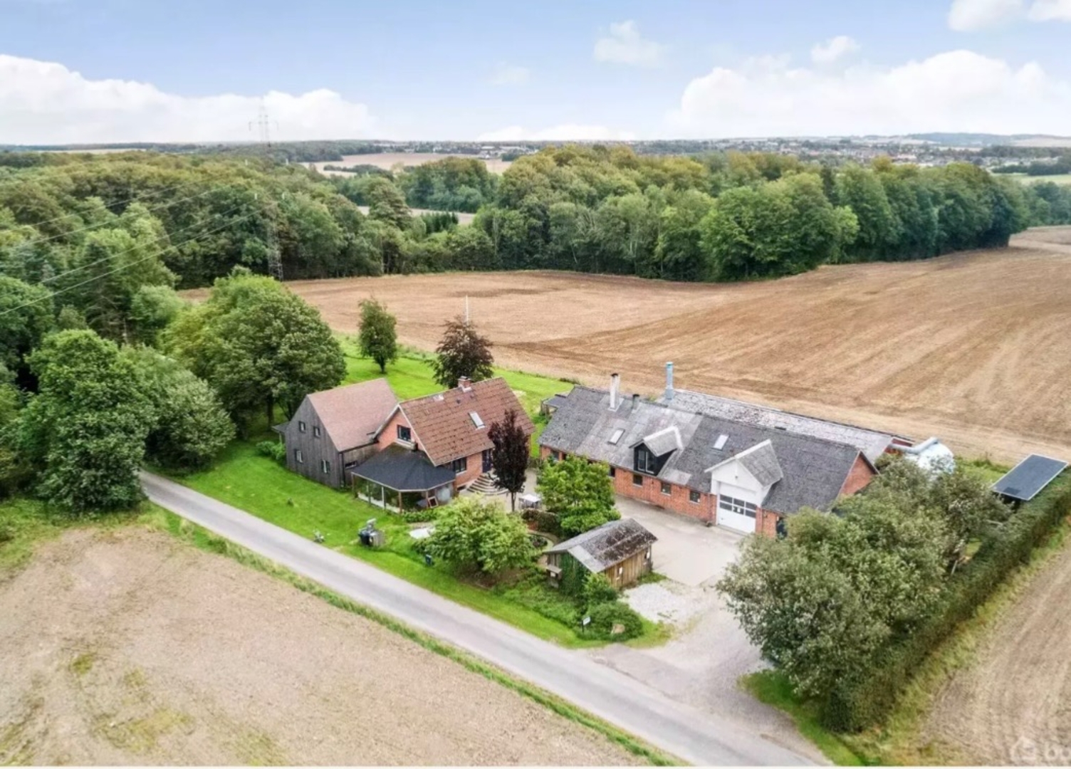 Old farm house, with carpenter workshop. ∞ Campercontact