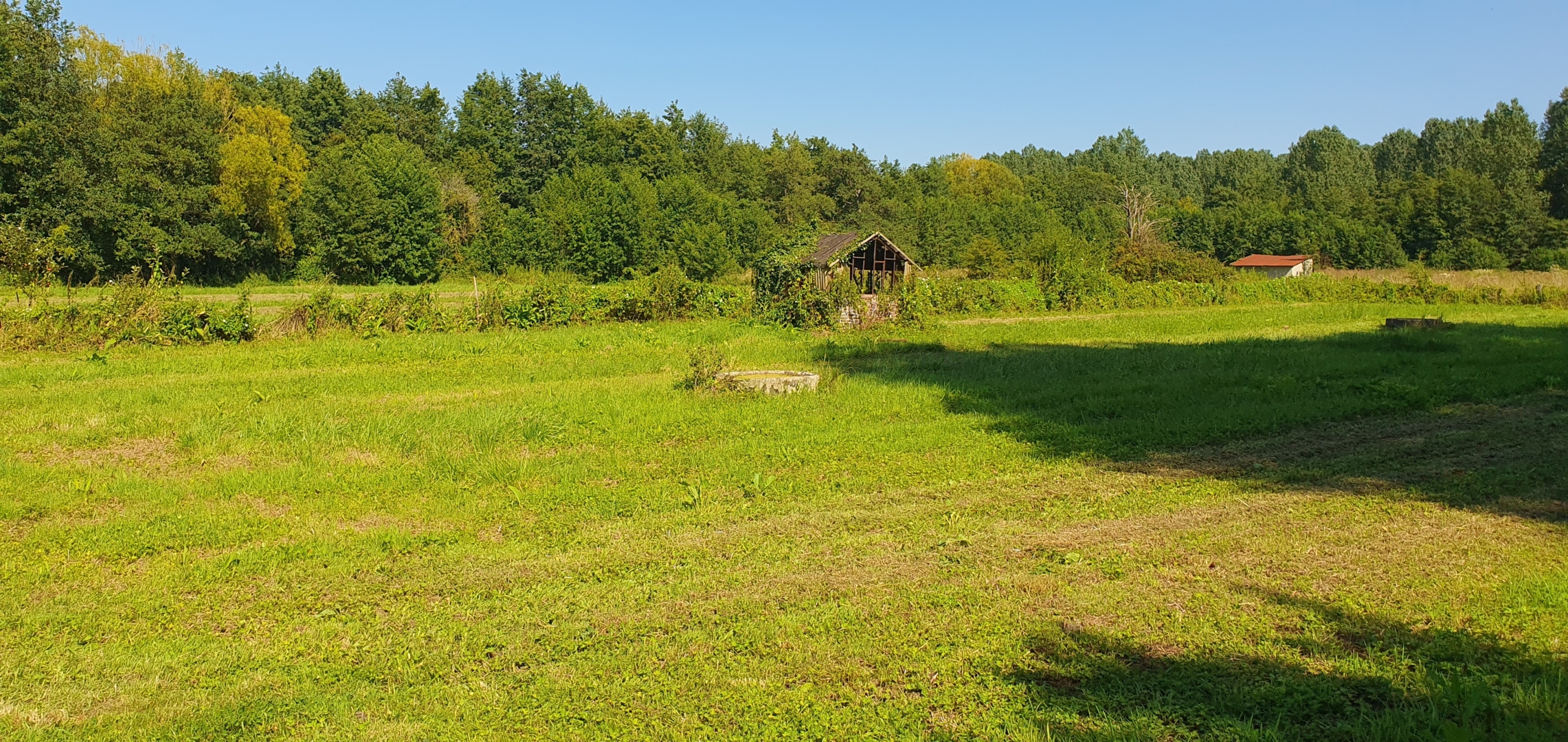 Estate: 17th century castle and 12th century mill. ∞ Campercontact