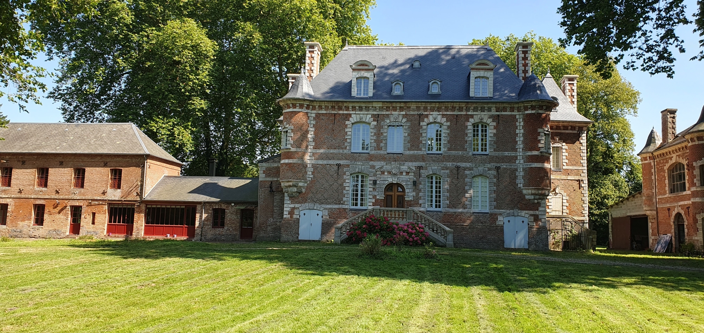 Estate: 17th century castle and 12th century mill. ∞ Campercontact